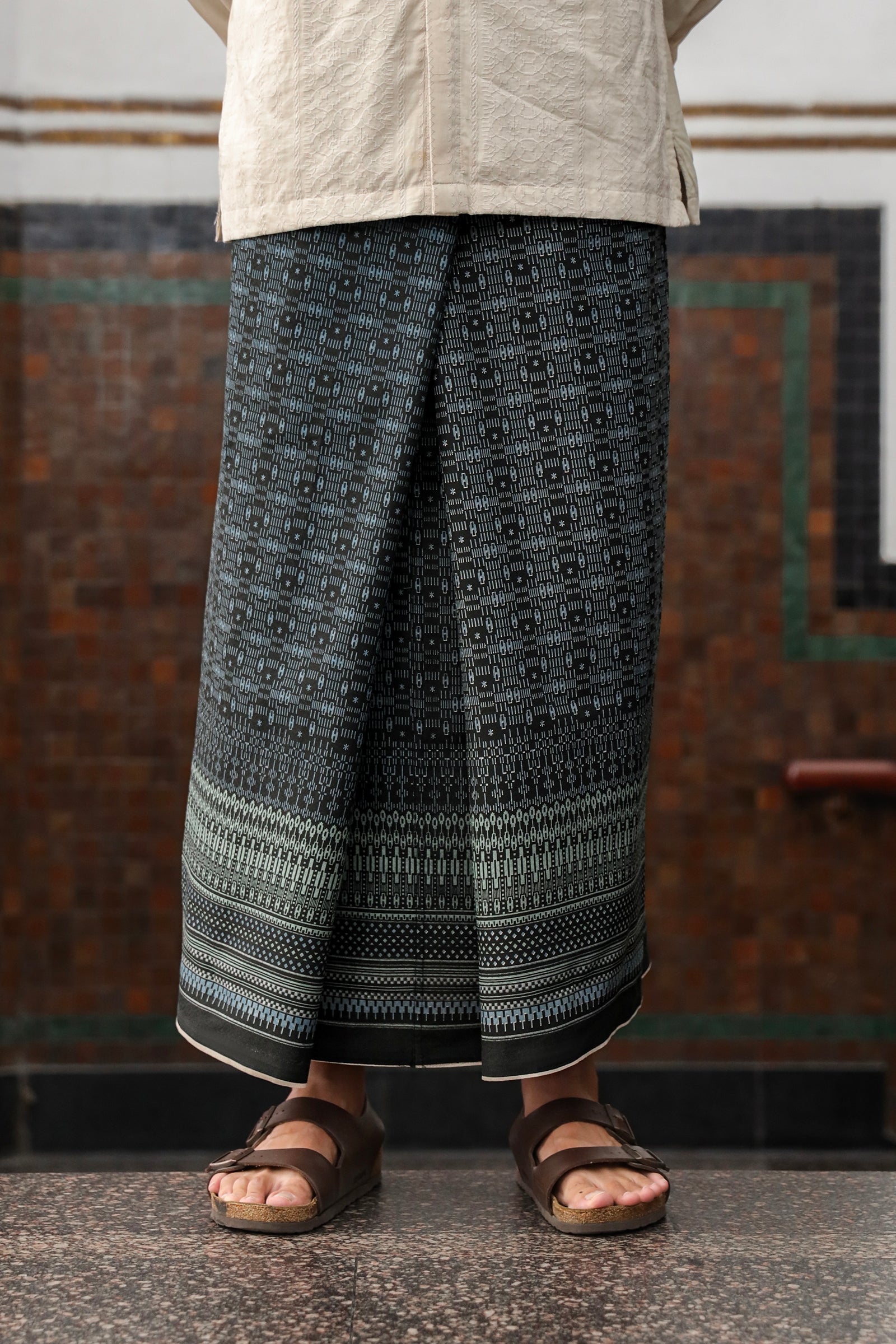 KAVIAN SARUNG – GEULIS